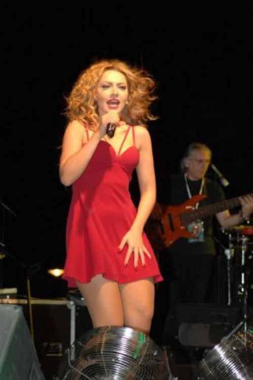 Hadise Bikinili Yakalandı - Türkiye Haber Ajansı